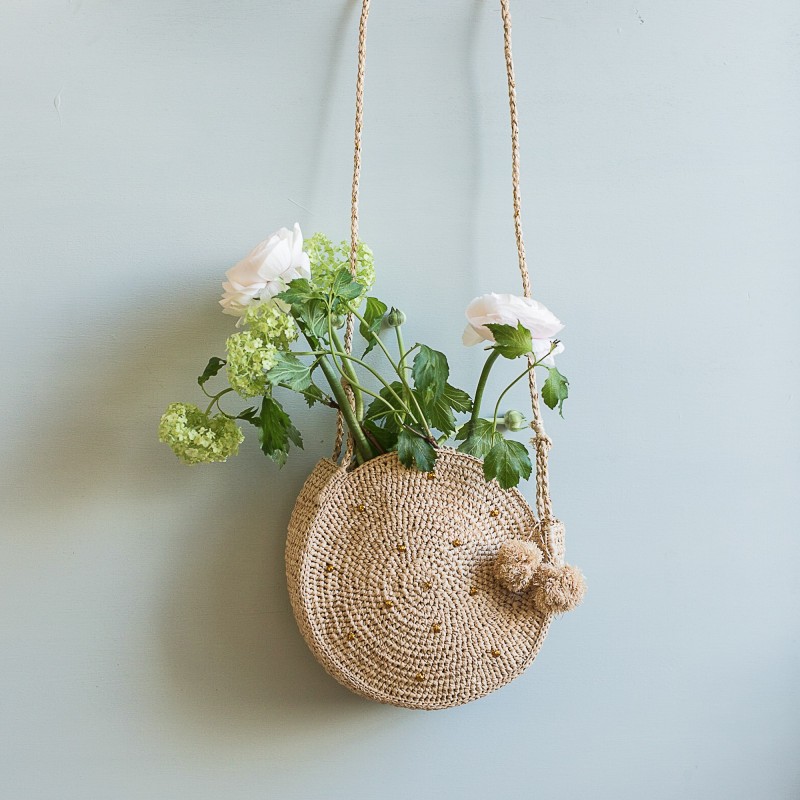 Sac à main rond en raphia naturel confectionné à Madagascar